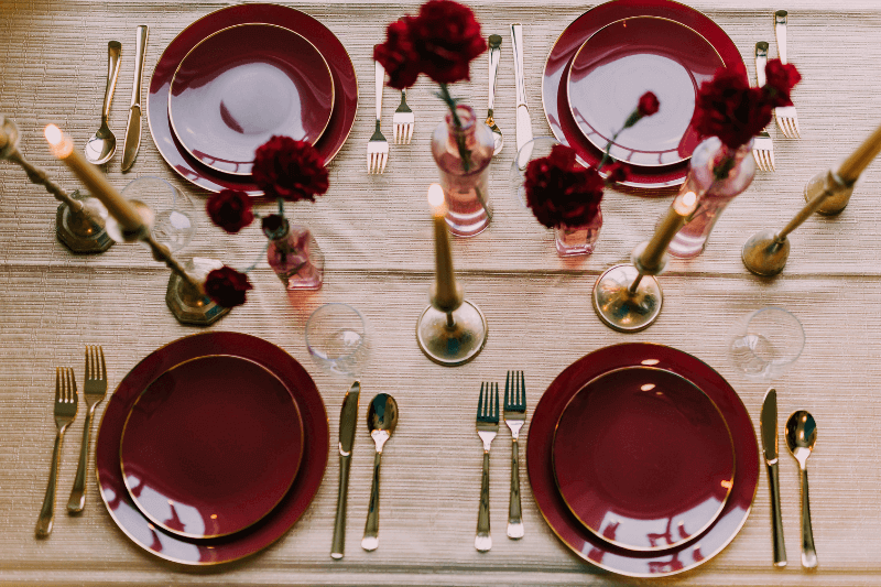 Dine in Style: Yom Tov Settings' Guide to Upscale Disposable Tableware